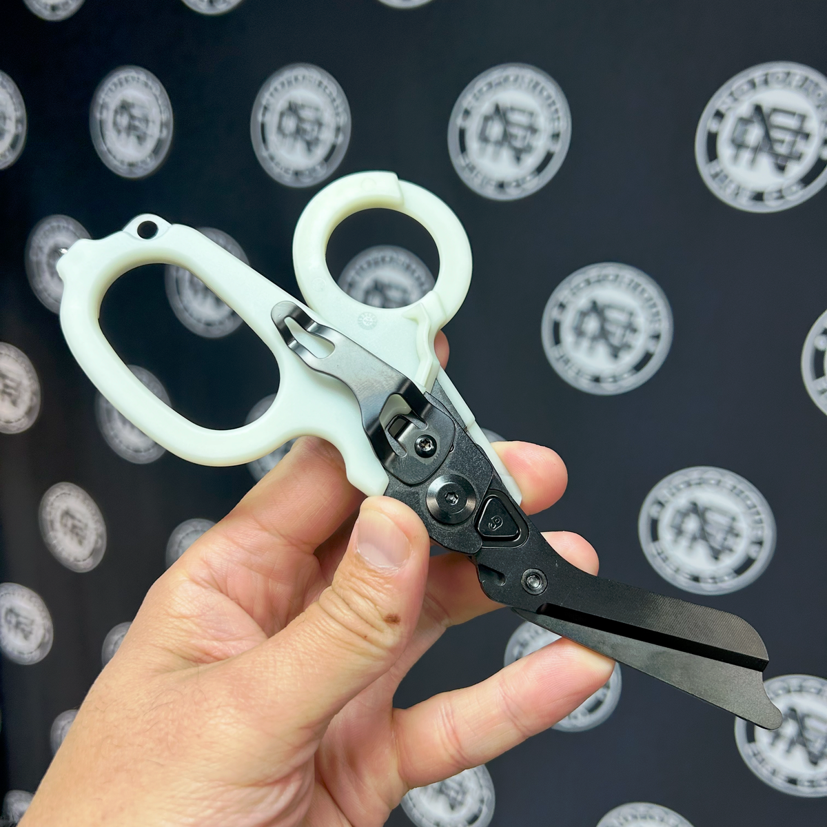 6-in-1 Multifunctional Folding Trauma Shears - Glow-in-the-Dark - Matt ...